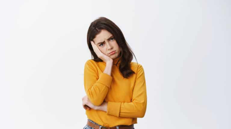 24 Things People Do That Totally Creep Others Out - Mom Life