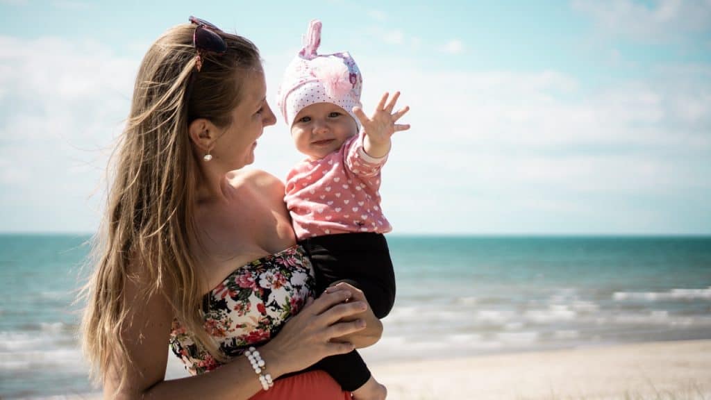 Practical and Cute Summer Outfits for Moms - Mom Life
